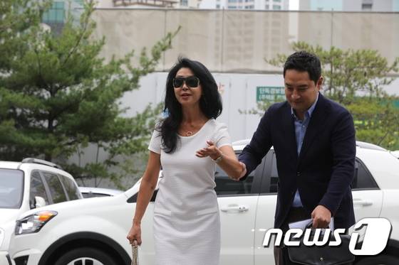 NEWSing]'이재명 스캔들' 김부선, 강용석과 2차 경찰출석 '시선집중'