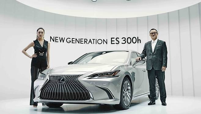 국민 하이브리드 세단 'ES300h', 내달 신형 출격 | 모토야