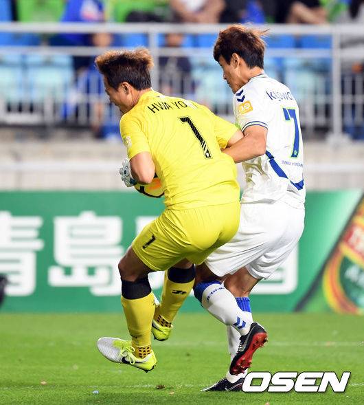 몸 날려 선방한 신화용 [사진]