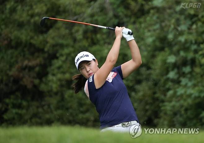 티샷 날리는 김보아