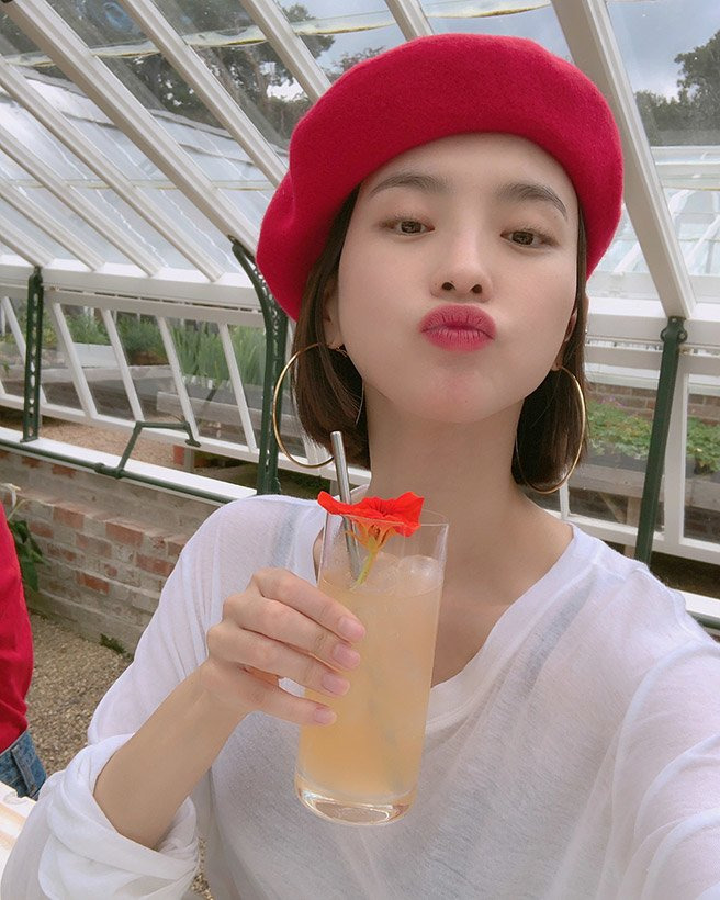 베레모 쓴 가을 여신