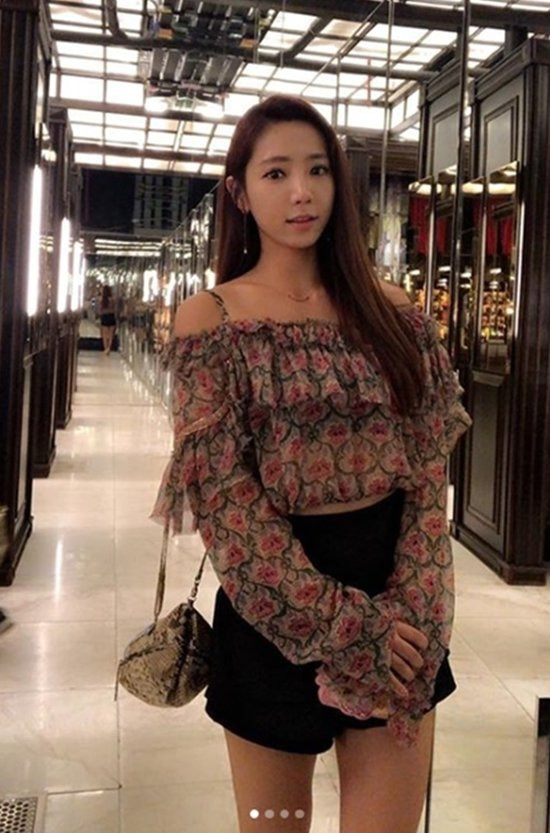 정순주 아나 핫팬츠에 과감한 상의 입고 찰칵
