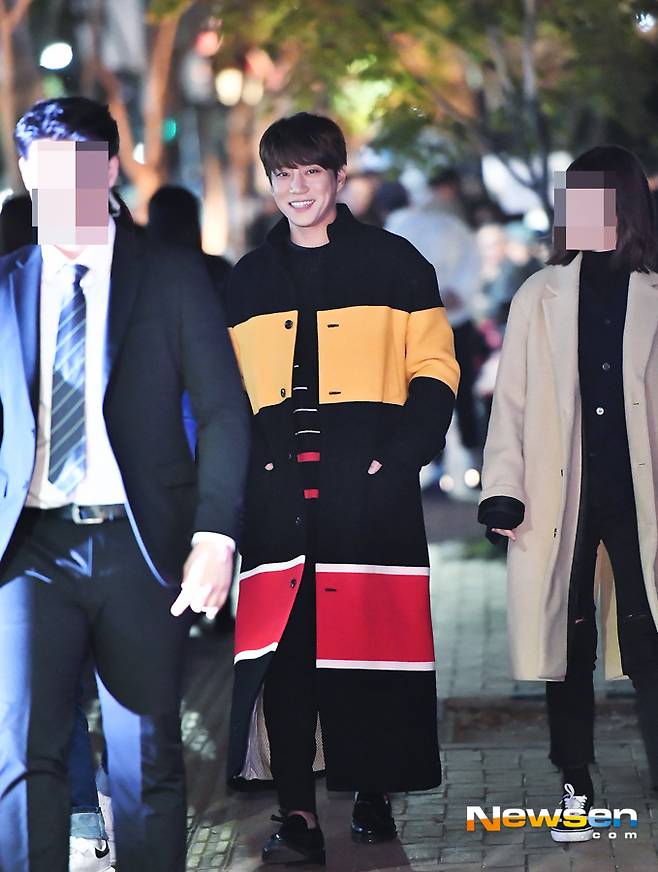 황치열 남자의 가을패션 롱코트 입고 입장 포토엔hd