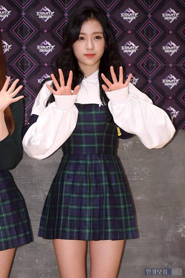 포토 에이프릴 진솔 깜찍한 손인사~