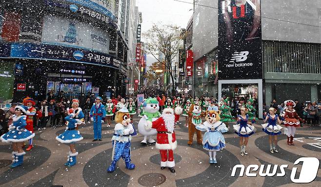 명동에서 산타와 함께 춤을