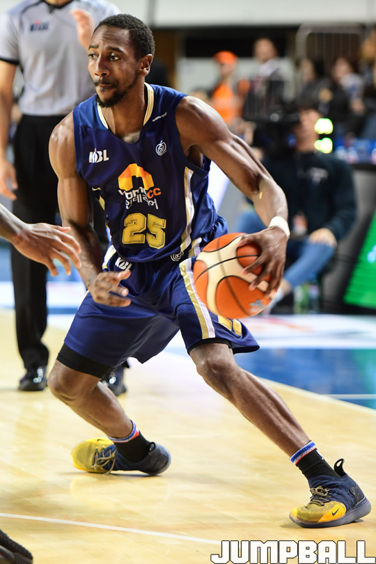 '30-20' 브라운 앞세운 KCC, KGC인삼공사 꺾어..2연승 행진