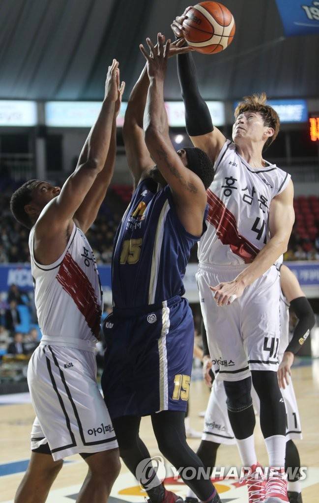 블로킹 당하는 KCC 브라운