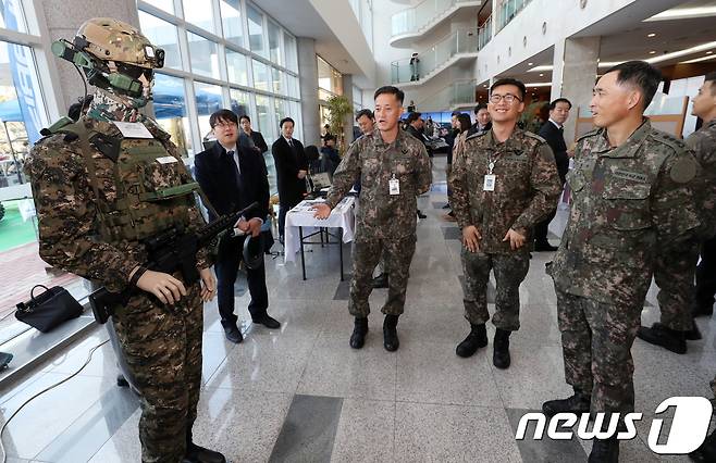 첨단 무기 다 모여라 2018 합동 무기체계 발전 세미나 및 전시회