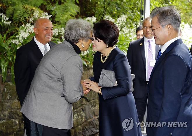 문 대통령 마오리족 단장과 홍이 인사