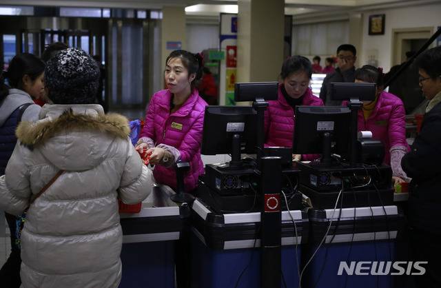 평양 일상 슈퍼에서 계산하는 시민들