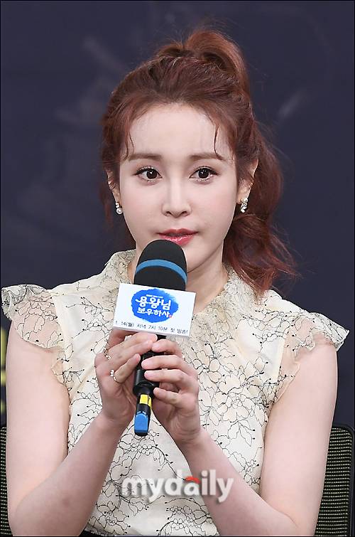 Md화보 민소매에 맨 다리조안 보는 사람이 더 추운 패션