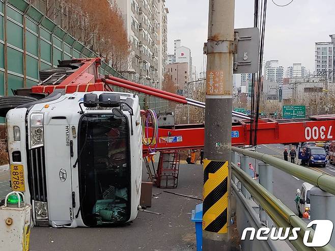 서울 창전동서 이삿짐차 전도인접건물 화재·일대 정전종합