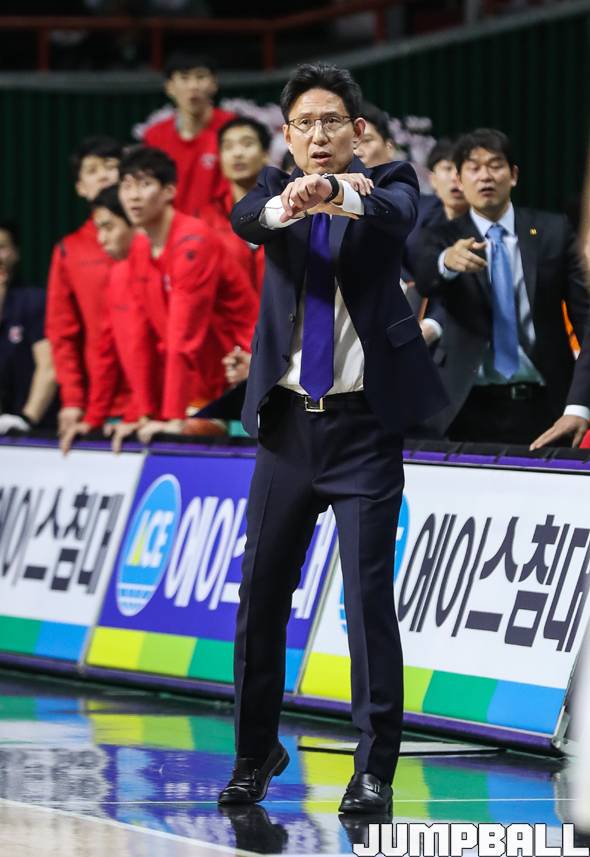 벤치명암 역전승 이끈 Lg 현주엽 감독 선수들에게 고마워
