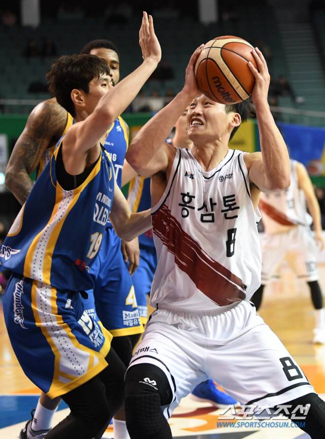포토 최현민 골밑 침투가 막혔어