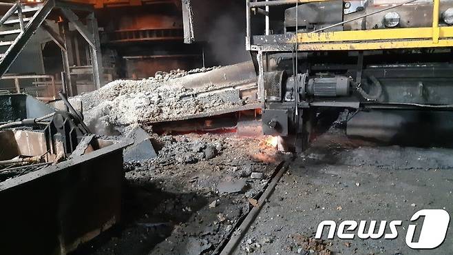 현대제철 용광로 쇳물 넘쳐 흘러2시간째 안전조치 중종합