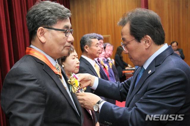 퇴직교원에 황조근정훈장 수여하는 민병희 교육감