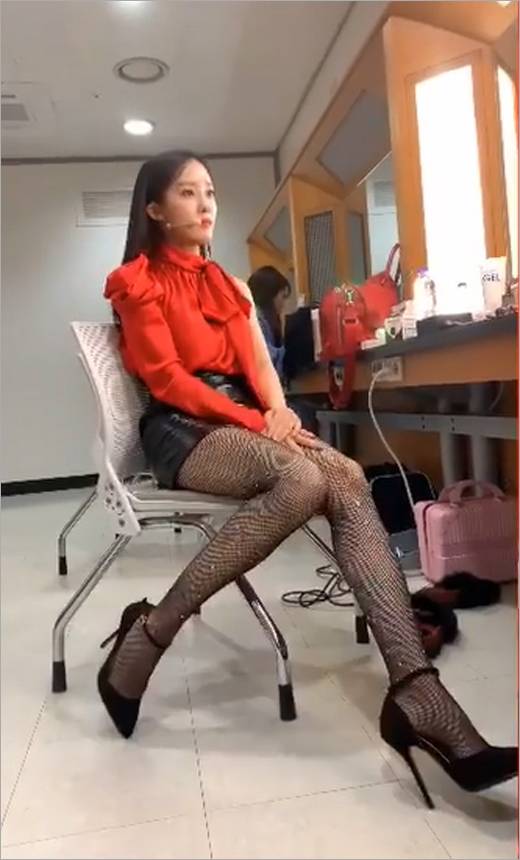 효민 망사 스타킹 대기실서 뽐낸 섹시 패션