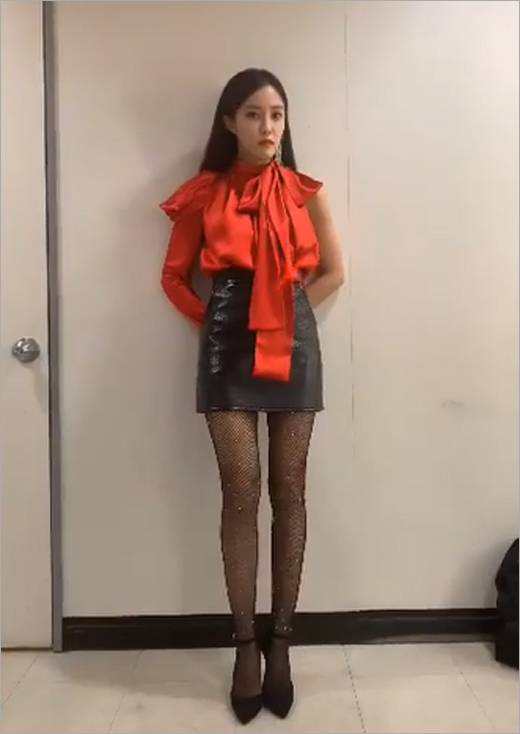 효민 망사 스타킹 대기실서 뽐낸 섹시 패션