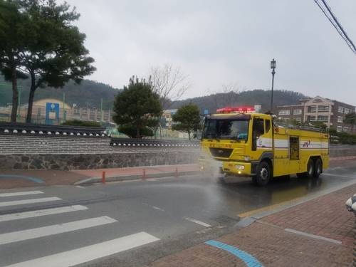 미세먼지 줄이자 충남소방 소방차 동원 도로 물청소