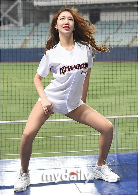 Md화보 입어봤자 하의실종치어리더 상의에 다 가려지는 한뼘 핫팬츠
