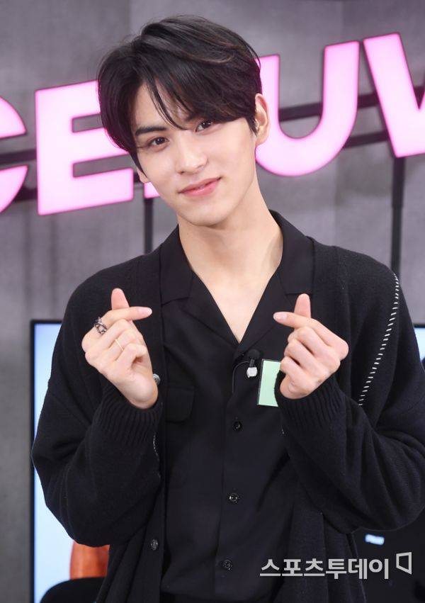 [ST포토] SF9 태양, '팬들에게 전하는 하트'