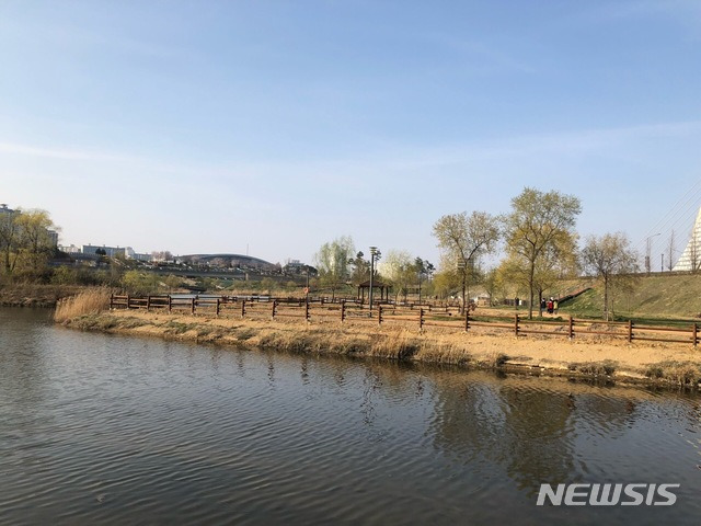 파주시 운정호수공원에 목재 울타리 설치