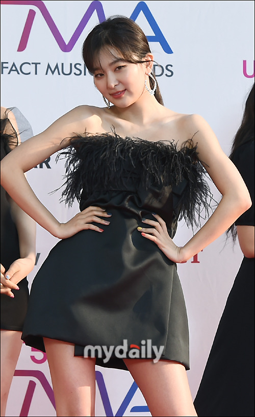 Md화보 치마 너무 올라가네조이 계단오르며 바빠진 손