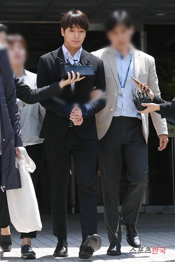 최종훈 포승줄에 묶인 채 무거운 발걸음