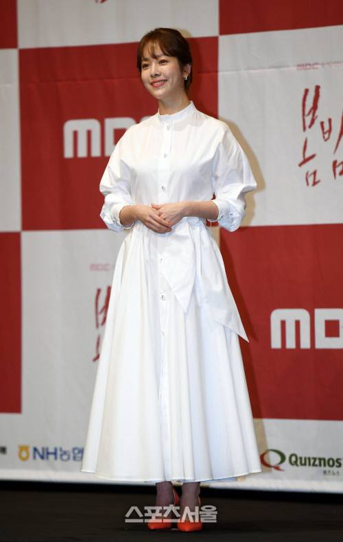 포토 봄날 제작발표회 환하게 미소 짓는 한지민