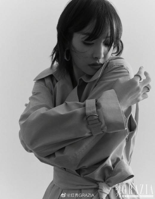 가방 목에 걸어봤니 빅토리아 눈빛이 시크 화보