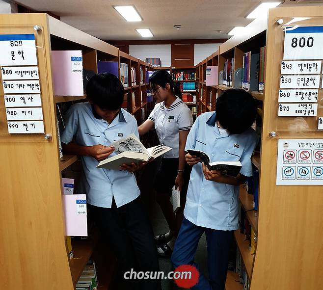 선배들의 독서 기부금 덕분에 책에서 꿈 찾는 광명中 학생들