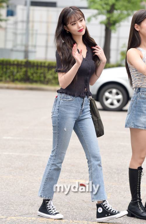 Md화보 오버립이란 이런 것여자아이들 수진 입술 넘치게 바른 립스틱