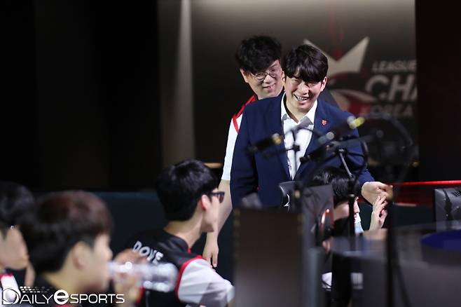포토 롤챔스 1위에 샌드박스 코칭스태프 방긋