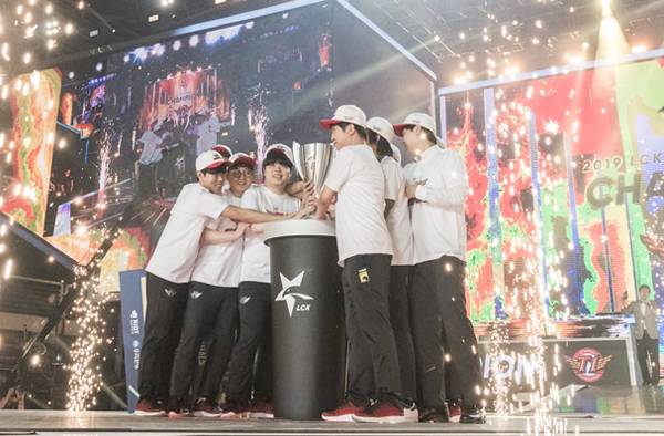 롤챔스 결승 Skt 도장깨기 완수그리핀 꺾고 V8 달성