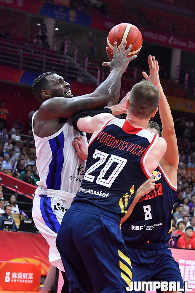 [JB포토] FIBA WC 장신 수비에 버거워하는 라건아