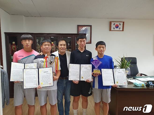 배장환 성은의료재단 이사장 이평중 축구선수들에 장학금
