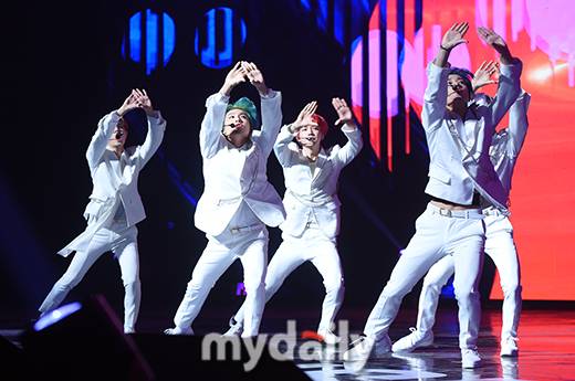 AB6IX, 5개월만에 정규앨범으로 컴백 'BLIND FOR LOVE' 첫무대 [MD동영상]