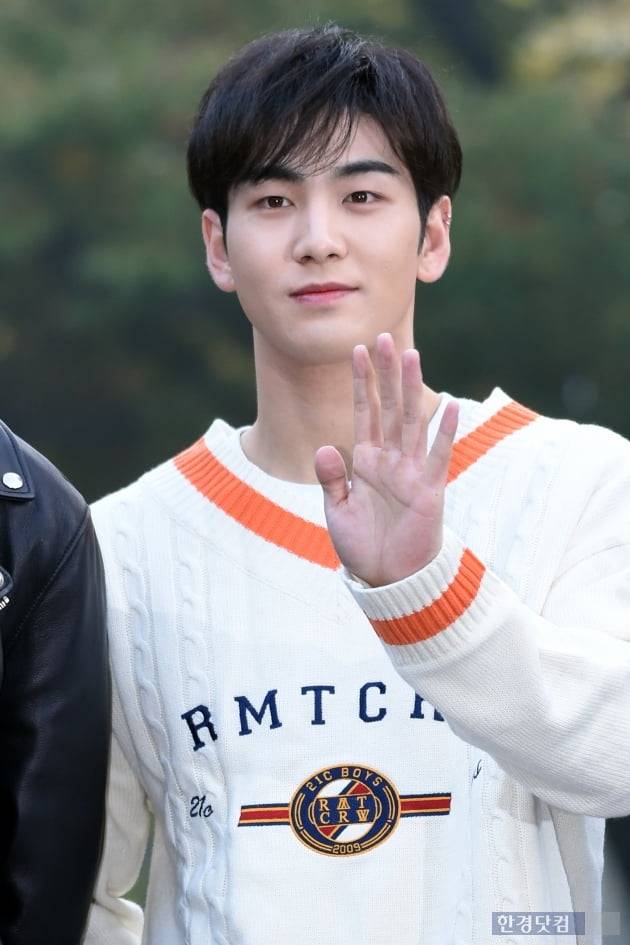 포토 뉴이스트 백호 팬들 향한 부드러운 눈빛~