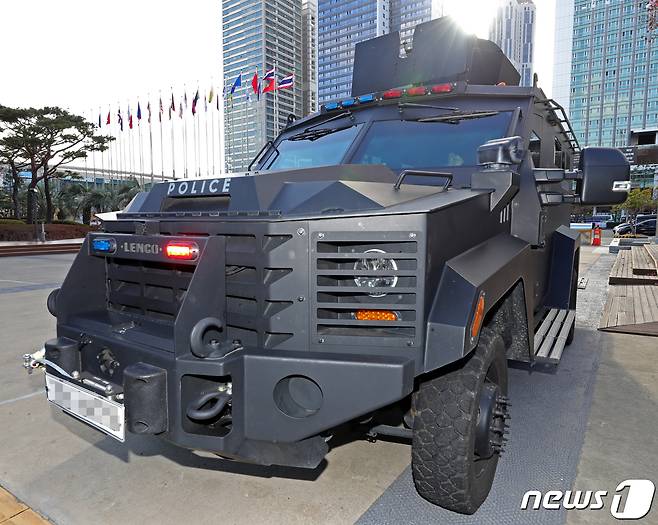 벡스코 배치된 경찰특공대 차량