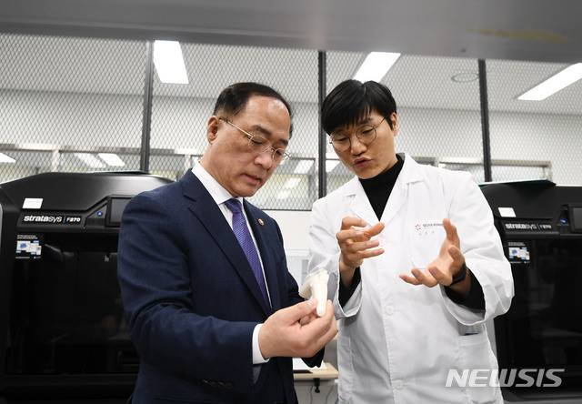 3d 프린터 시설 살펴보는 홍남기 부총리