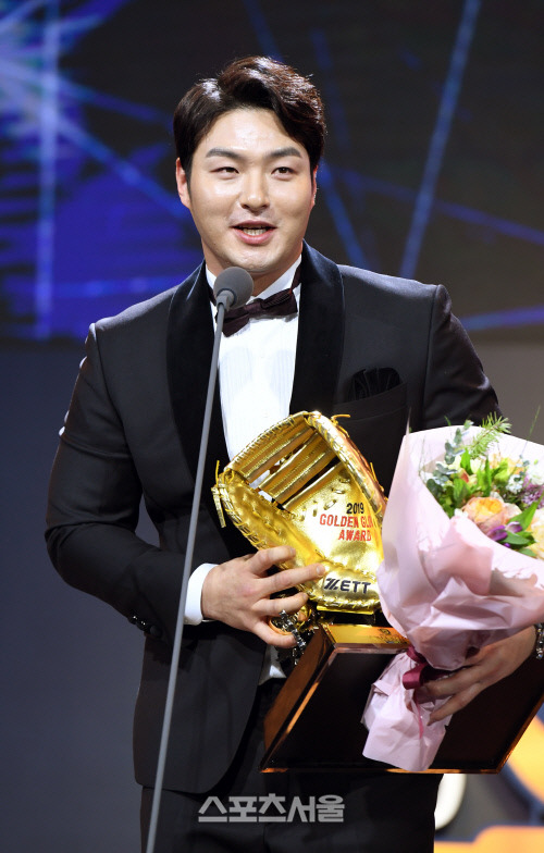 포토 키움 박병호 1루수 부문 골든 글러브 수상