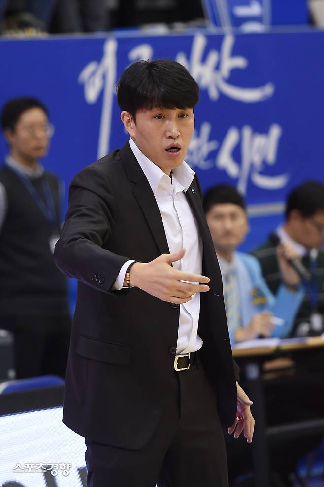 위성우 감독, WKBL 최초 통산 200승 고지 밟아