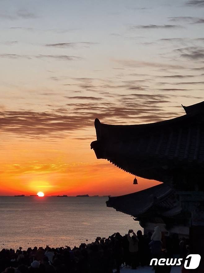 여수 돌산 용월사 앞바다 일출