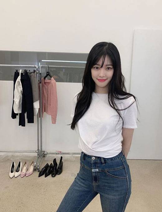 청바지흰 티의 정석이유비 완벽한 모델 핏