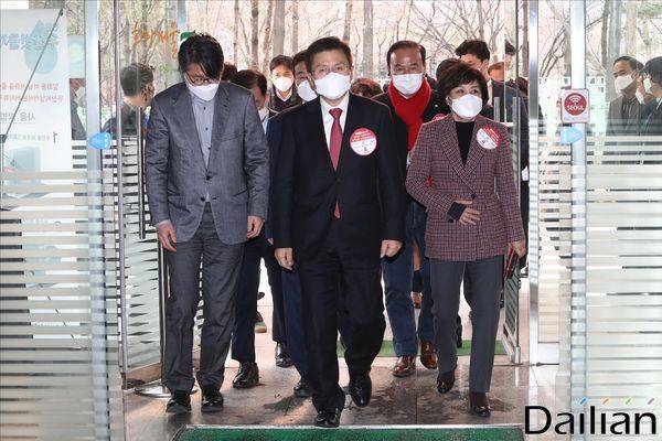 서울시 보건환경연구원 방문한 황교안