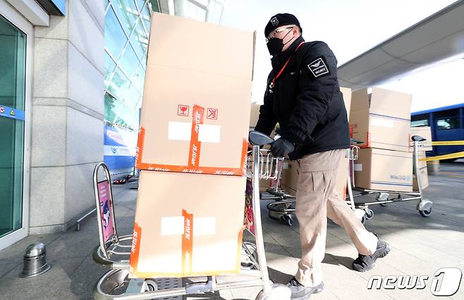 박스갈이 마스크 옮기는 공항 관계자들