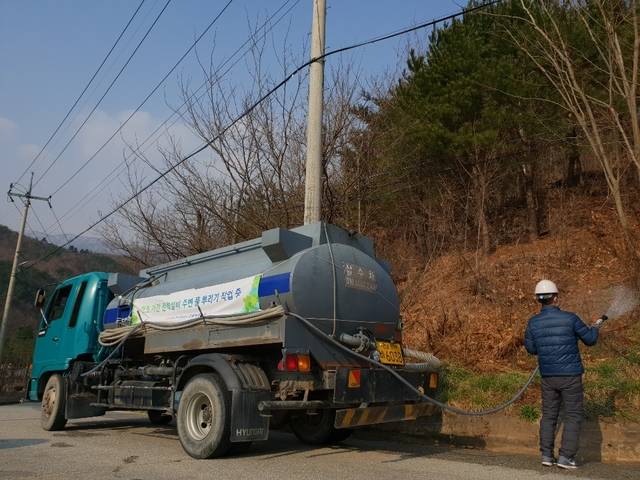 한전 강원본부 영동지역 6개 지사서 전봇대 주변 물 뿌려 산불 예방
