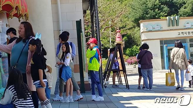 생활 속 거리두기로 바뀐 풍경마스크는 주머니 속으로
