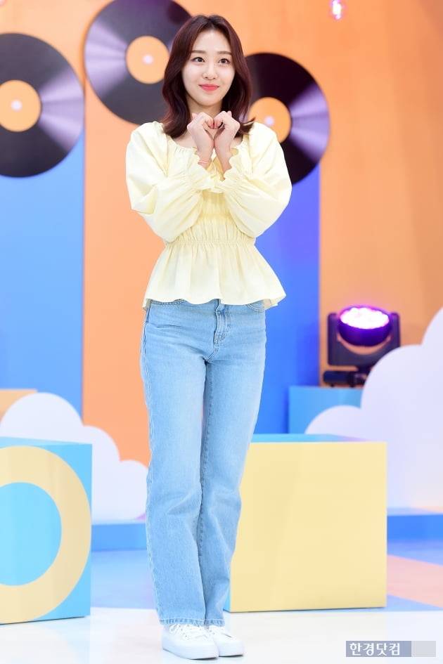 포토 이달의 소녀 이브 사랑스럽게 하트 발사~