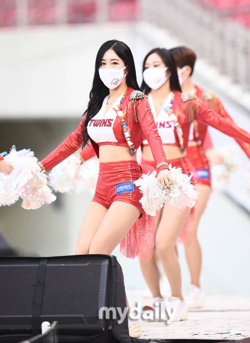 Md화보 부담스러울 정도로 짧네치어리더 아찔한 나노 핫팬츠